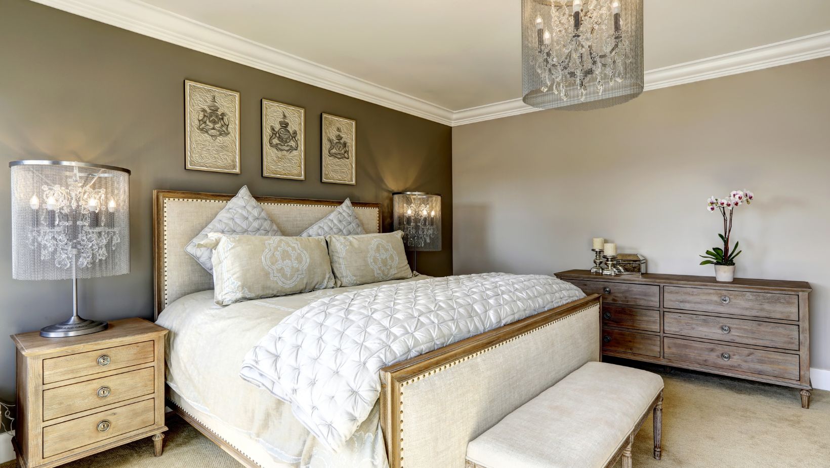 How to Choose the Ideal Luxury Comforter Set for Guest Bedrooms - Myfavouriteplaces